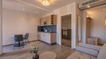 Apartamento superior, 1 quarto | Área de estar | TV de tela plana 30 polegadas com canais via satélite, TV