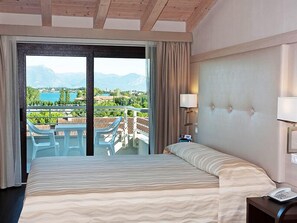 Suite, vista para o lago | Minibar, cofre no quarto, cortinas/cortinados opacos 