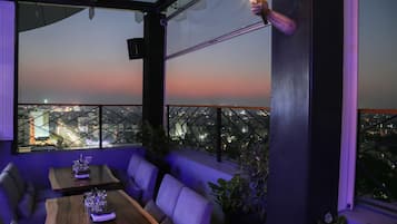 Bar na cobertura, vistas para o mar, aberto todos os dias