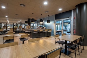 Pequenos-almoços, almoços, jantares servidos, cozinha mediterrânica