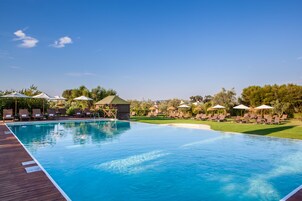 Piscina interior, piscina exterior, espreguiçadeiras 