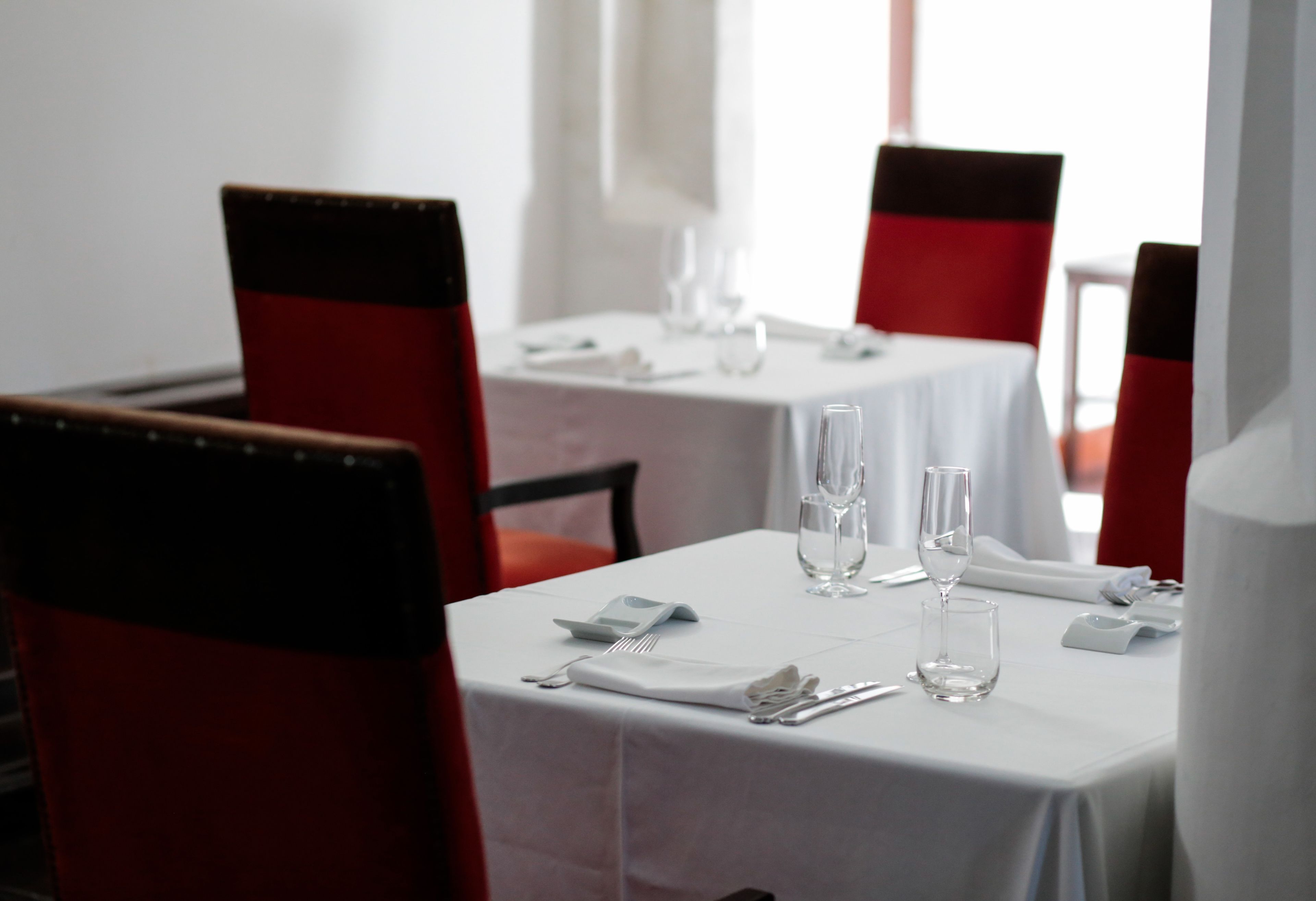 2 restaurantes, que servem almoços, jantares, também cozinha regional 