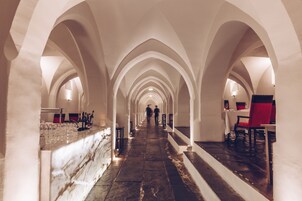 2 restaurantes, que servem almoços, jantares, também cozinha regional 