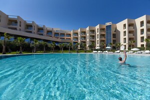 Piscina interior, piscina exterior, guarda-sóis, espreguiçadeiras 