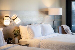 Escrivaninha, cortinas blackout, ferros/tábuas de passar roupa