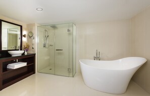 Produtos de toalete grátis, secador de cabelo, roupões de banho 