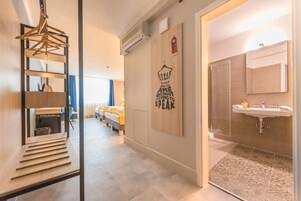 Quarto Quádruplo Comfort | Cofre com capacidade para portátil, cortinas/cortinados opacos 