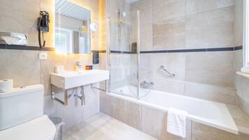 Quarto Clássico com Cama de Casal, 1 cama queen-size | Casa de banho | Um polibã, artigos de higiene pessoal grátis, um secador de cabelo