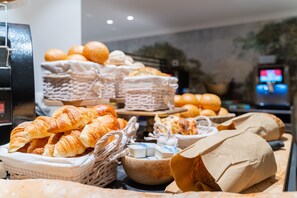 Café da manhã com buffet todos os dias mediante uma taxa