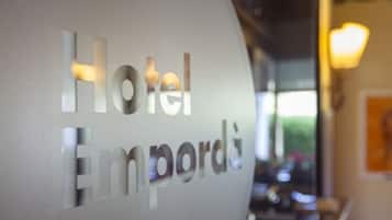 Placa com a inscrição 'Hotel Empordà' em fonte moderna.