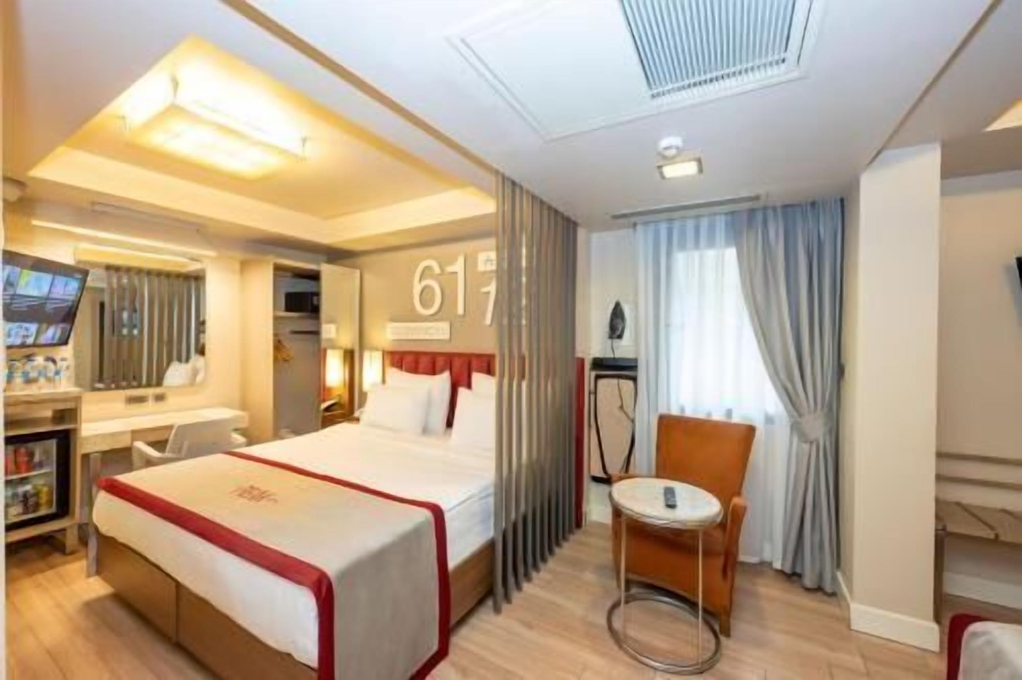 Roupas de cama premium, frigobar, cofres nos quartos