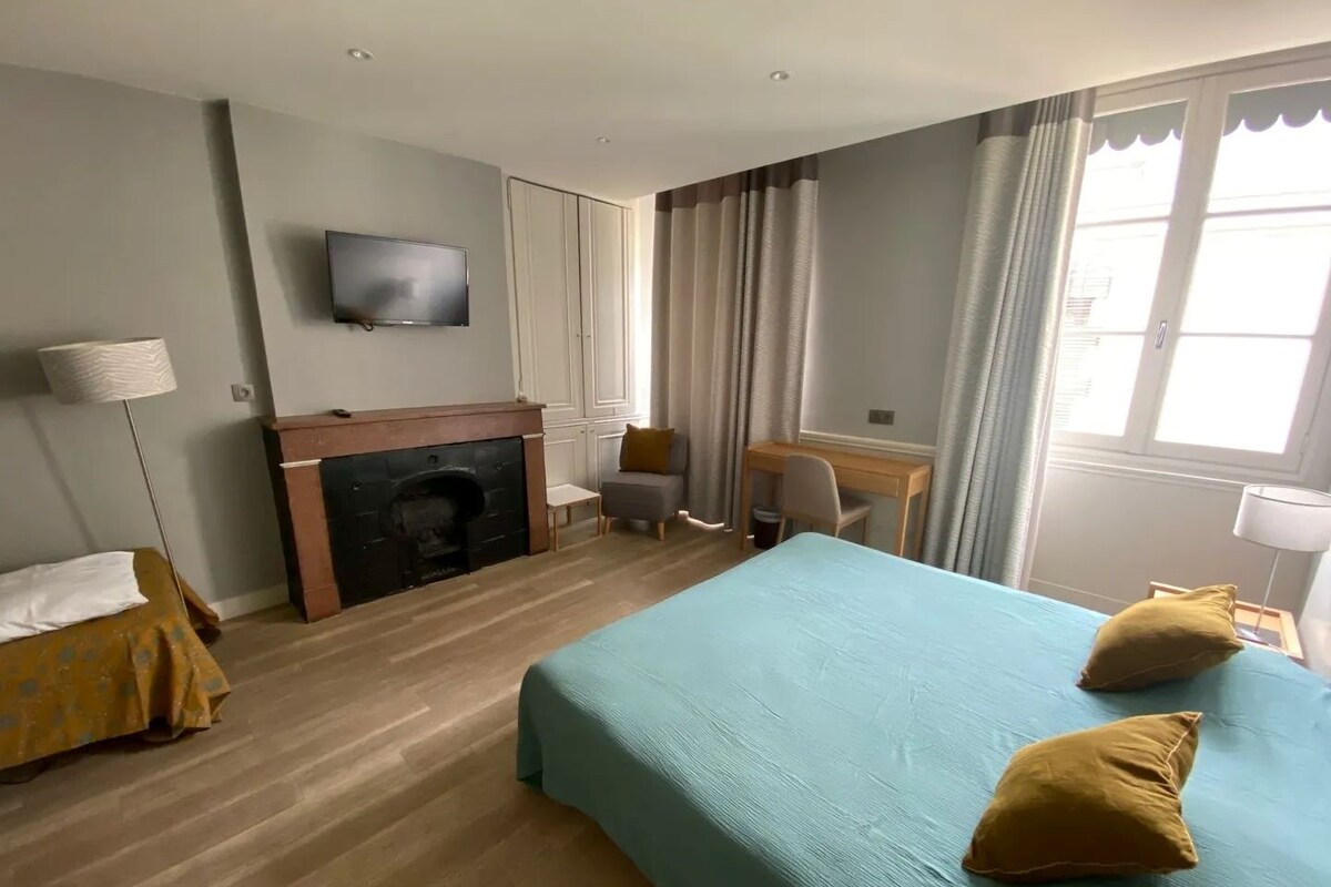 Escrivaninha, cortinas blackout, quartos à prova de som