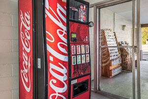 Máquina de vendas automática da Coca-Cola com seleção de bebidas e visor digital.