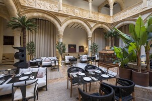 Café da manhã com buffet todos os dias mediante uma taxa