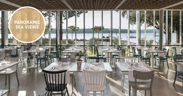 Pequenos-almoços, almoços, jantares servidos, com vista para a piscina