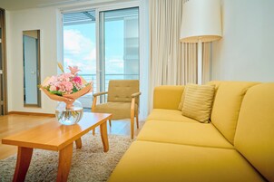 Suíte panorâmica, 1 cama de casal, terraço, vista para o mar | Área de estar | TV de tela plana