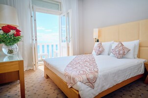 Quarto casal luxo, 1 cama de casal, sacada, vista para o mar | Frigobar, cofres nos quartos, escrivaninha, berços grátis