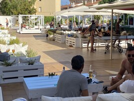 Bar à beira da piscina