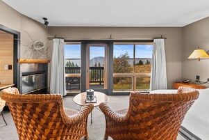 Matraquilhos, ténis de mesa, livros 