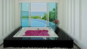 1 Bedroom Pool Villa | Casa de banho | Um polibã e uma banheira separados, um chuveiro de hidromassagem