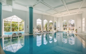 Piscina interior, 2 piscinas exteriores, guarda-sóis, espreguiçadeiras 