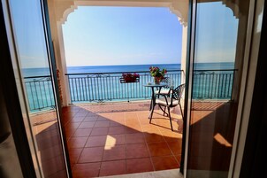 Quarto Deluxe, terraço, vista para o mar | Vista da varanda