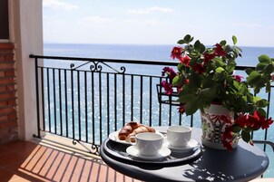 Quarto Deluxe, terraço, vista para o mar | Varanda