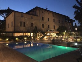 Fachada do alojamento (tarde/noite)