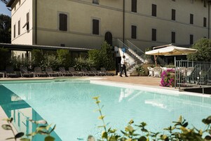Piscina exterior sazonal, guarda-sóis, espreguiçadeiras 