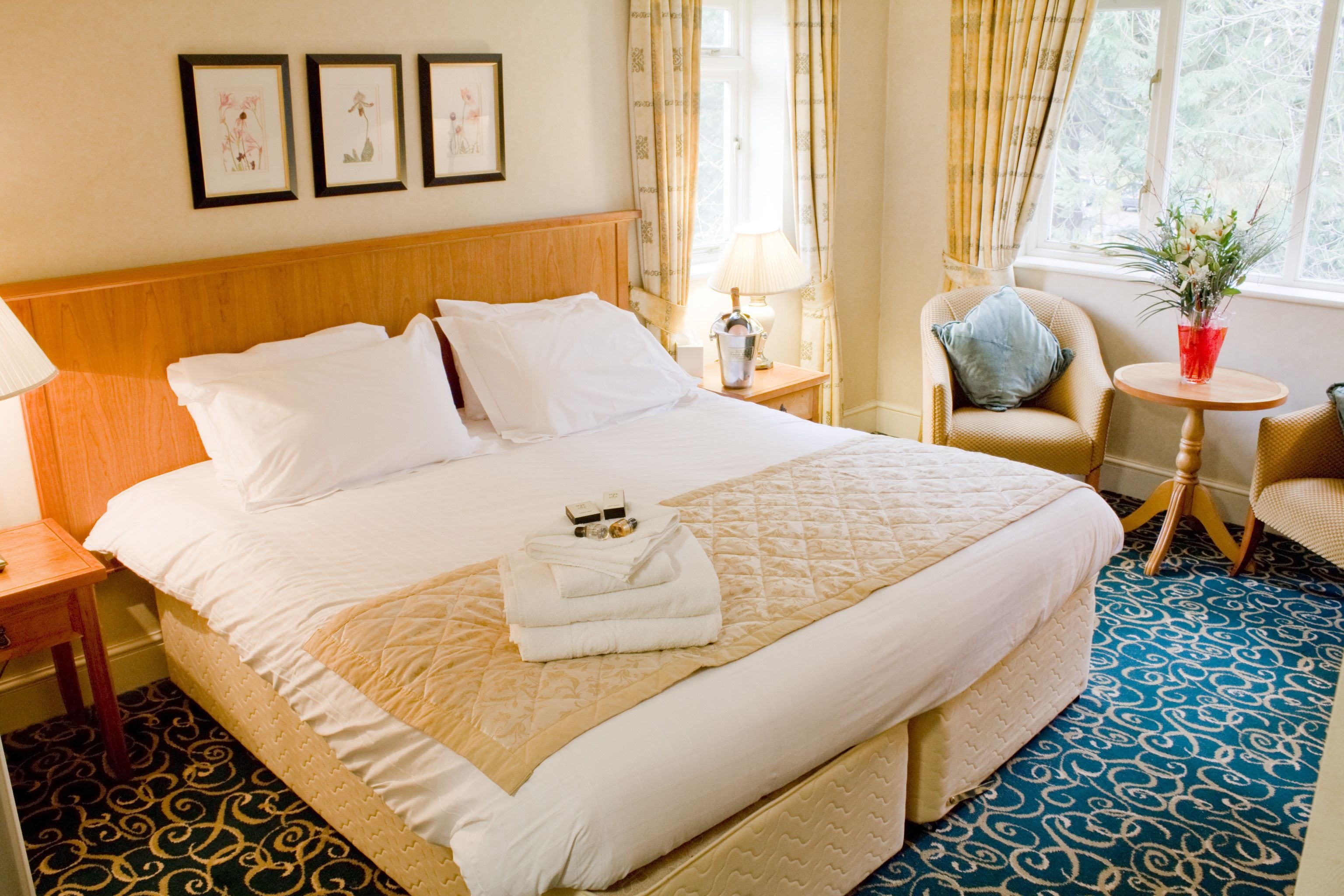 Quarto Duplo Standard | Secretária, secretária adequada para computadores portáteis 