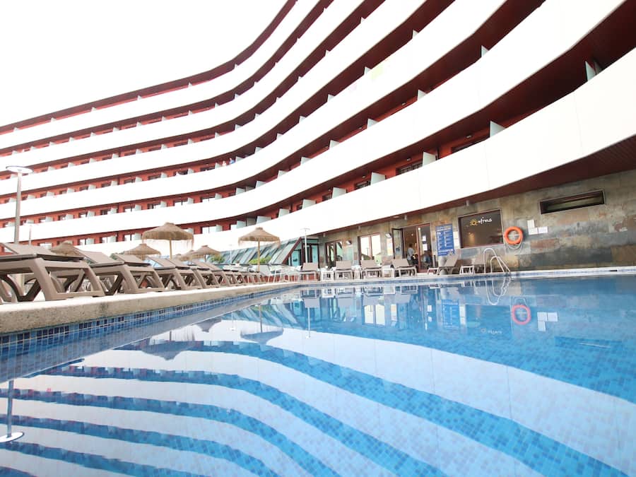 Piscina externa sazonal, guarda-sóis, espreguiçadeiras