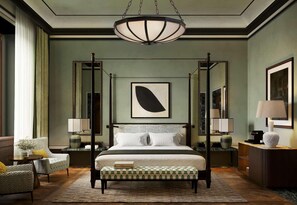 Frigobar, cofres nos quartos, escrivaninha