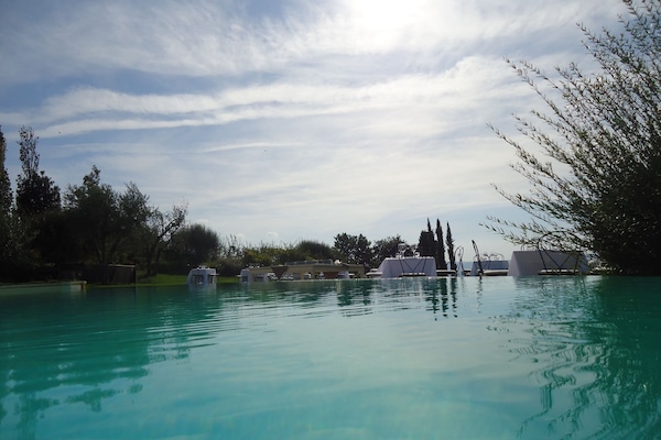 Piscina externa sazonal, funciona das 9h às 19h, guarda-sóis
