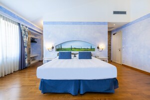 Quarto superior | Frigobar, cofres nos quartos, escrivaninha