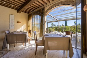 Café da manhã, almoço e jantar; culinária local, vistas para o jardim 