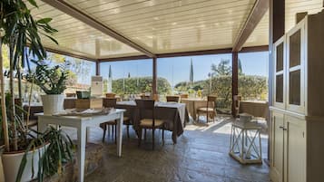 Café da manhã, almoço e jantar; culinária local, vistas para o jardim