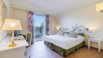 Minibar, cofre no quarto, secretária, ferro/tábua de engomar