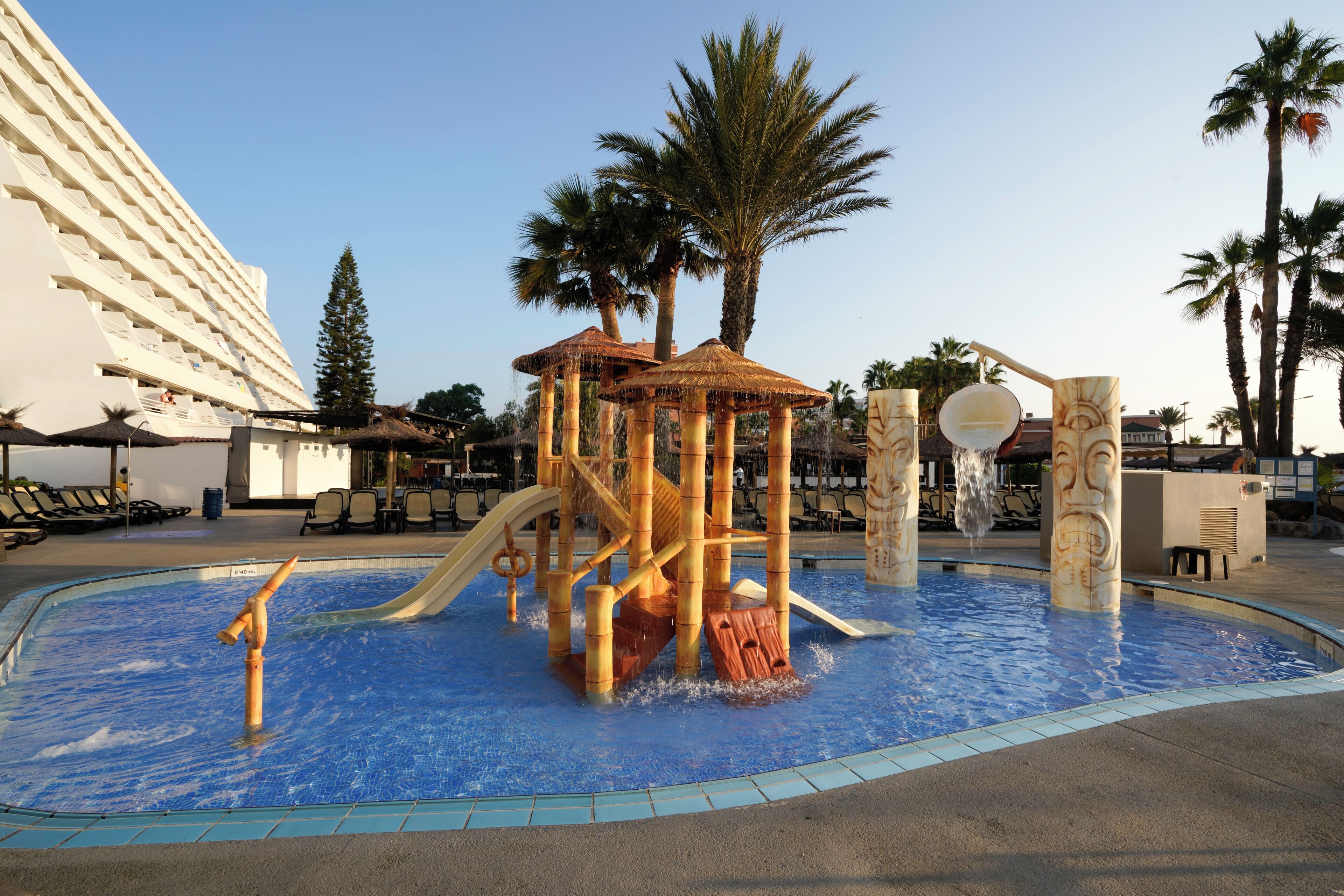 2 piscinas exteriores, guarda-sóis, espreguiçadeiras 