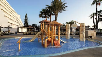 2 piscinas exteriores, guarda-sóis, espreguiçadeiras
