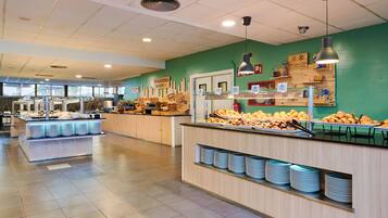 2 restaurantes: servem pequenos-almoços, almoços e jantares