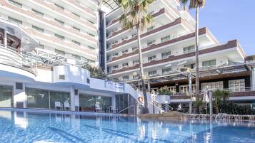 Piscina exterior, guarda-sóis, espreguiçadeiras