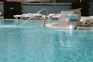 Piscina exterior, espreguiçadeiras 