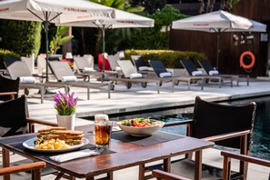 Bar à beira da piscina