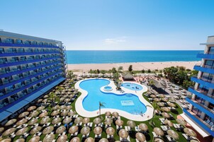 Piscina externa, guarda-sóis, espreguiçadeiras