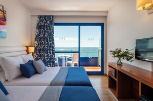 Frigobar, espaço de trabalho para notebook, cortinas blackout