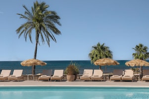 Piscina externa, guarda-sóis, espreguiçadeiras