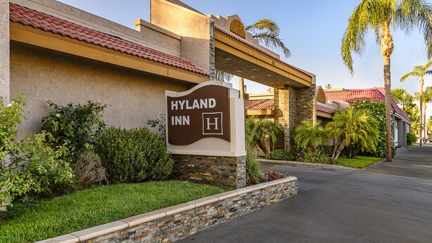 Placa do Hyland Inn, com vista clara da fachada do edifício, incluindo arquitetura e paisagismo.