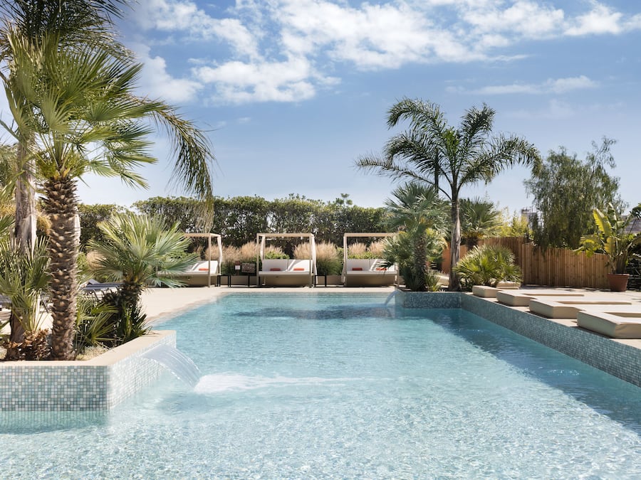 2 piscinas exteriores, guarda-sóis, espreguiçadeiras