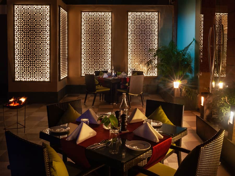 2 restaurantes, que servem almoços, jantares, também cozinha chinesa