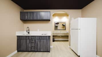 Quarto standard, 1 cama King, para não fumantes, cozinha americana | Cofres nos quartos, escrivaninha, cortinas blackout
